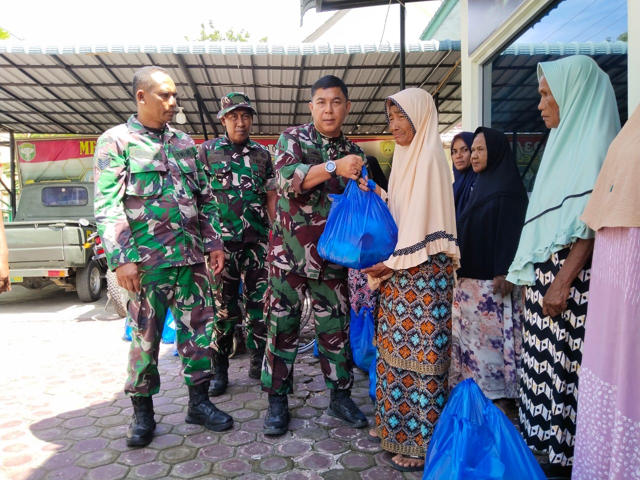 Danramil 16/Banda Sakti Bagikan Sembako untuk Fakir Miskin dan Kaum ...