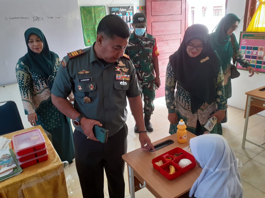 Danramil 16 Banda Sakti Pantau Pemberian Makanan Bergizi di Sekolah ...